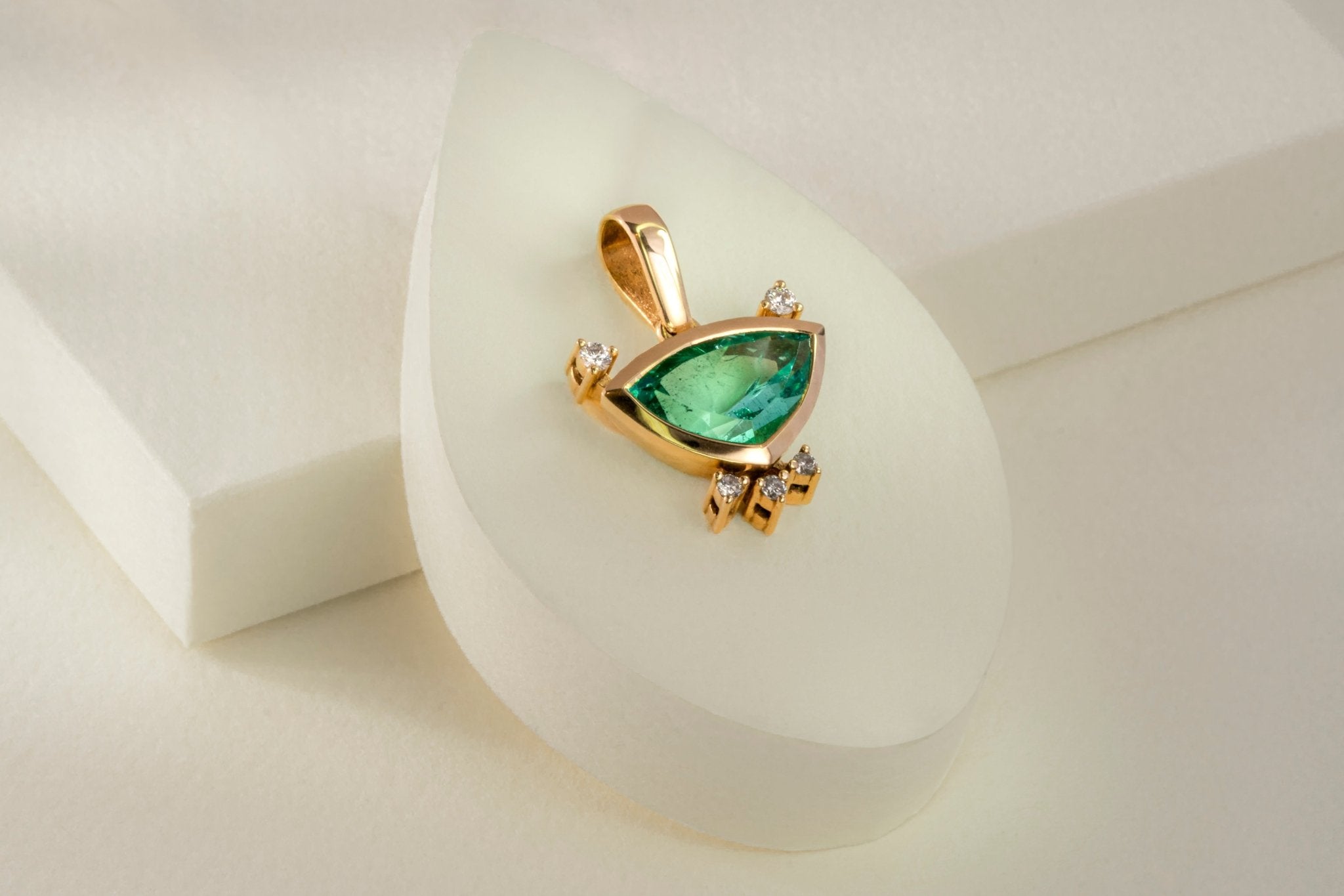 Yellow gold pendant with emerald and natural diamonds - DOA062 – Etherna